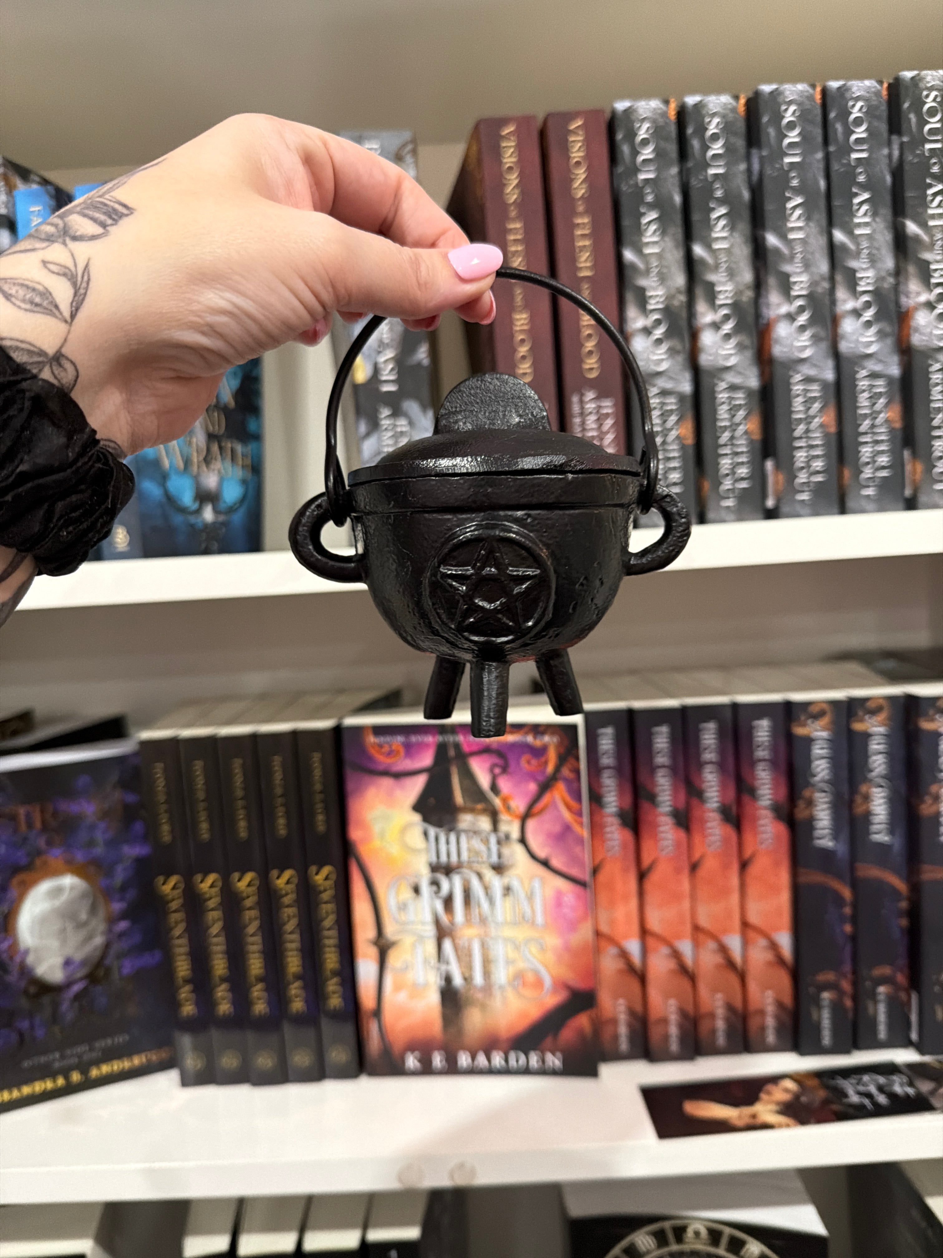 Cauldron 7.5cms cast iron – The First Chapter